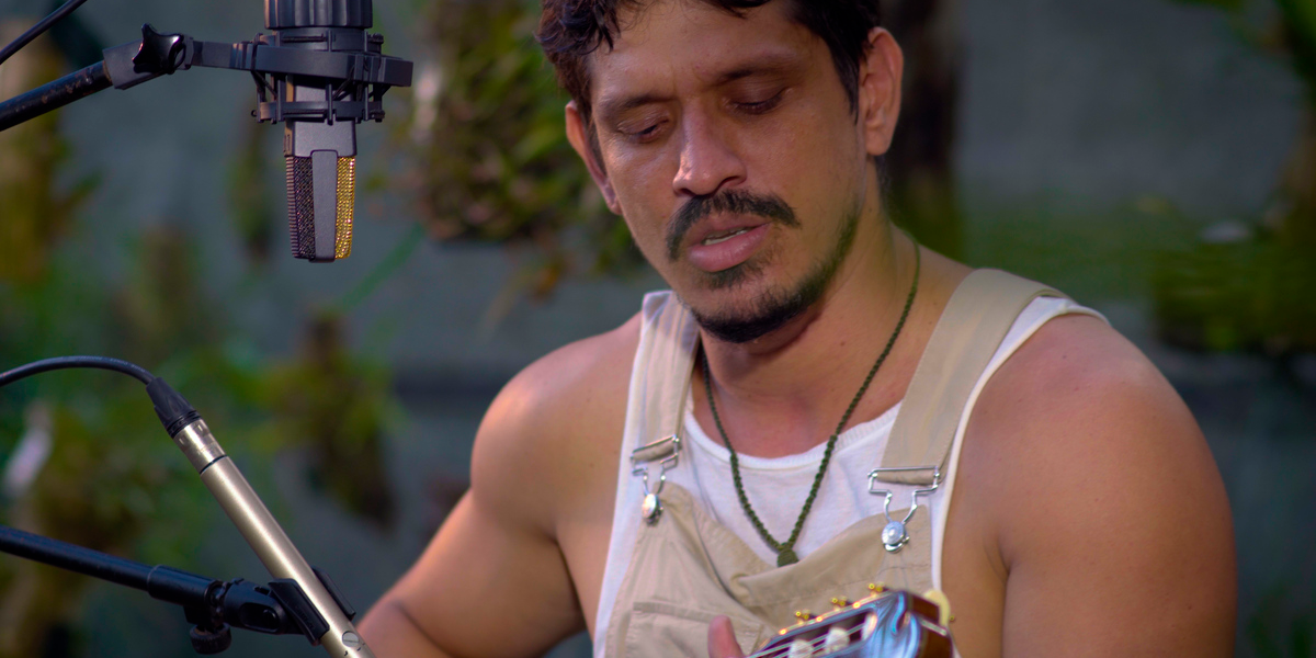 Magaiver Santos lança álbum audiovisual 'Vermelho' nesta sexta-feira ...